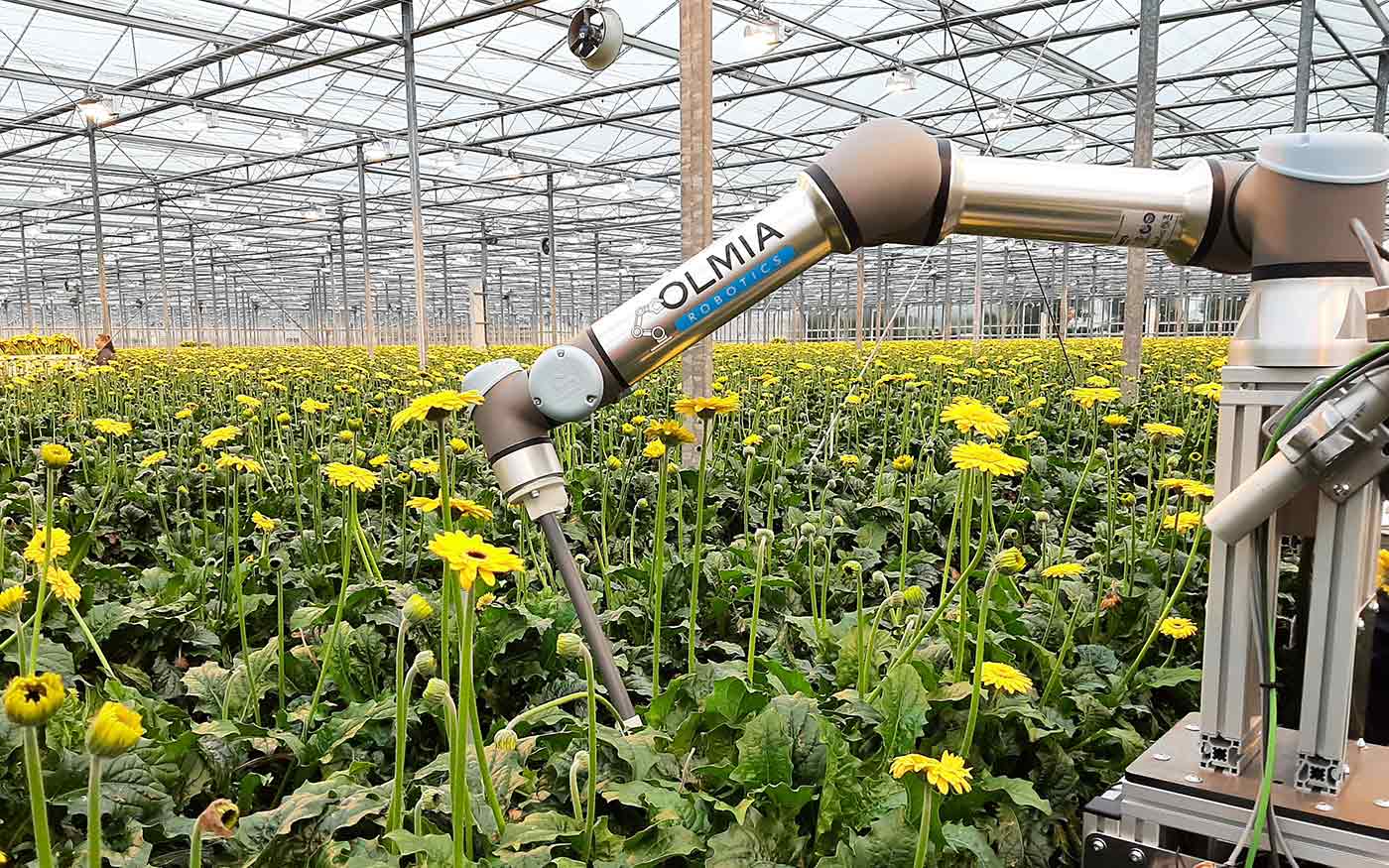 Unique pull wire installation robot